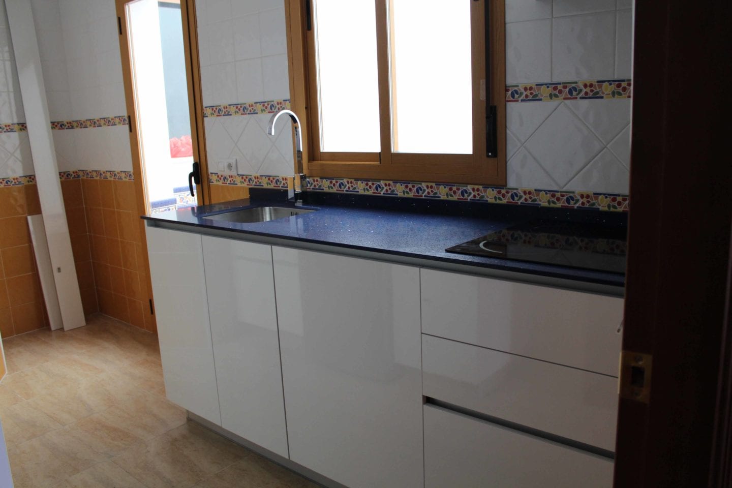 Cocina con encimera azul - Cocinova