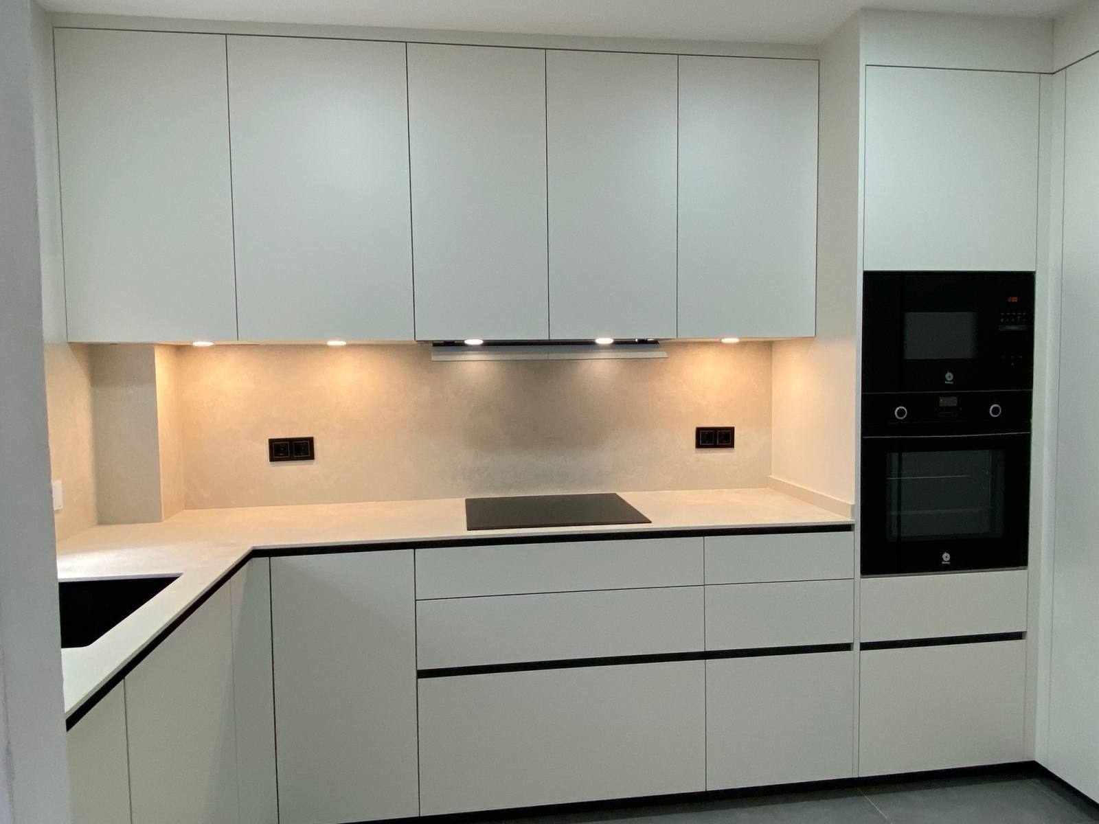 Zócalos de aluminio lacado: elegancia en la cocina - Cocinova